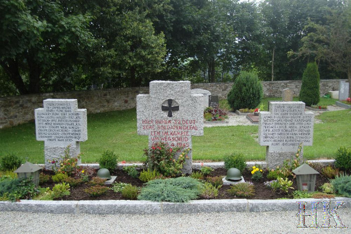 Kriegsgräber,nördlich der Friedhofskirche St. Anna
