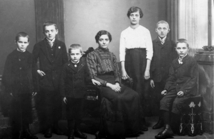 Anna Staude, geb. Reichelt mit ihren Kindern